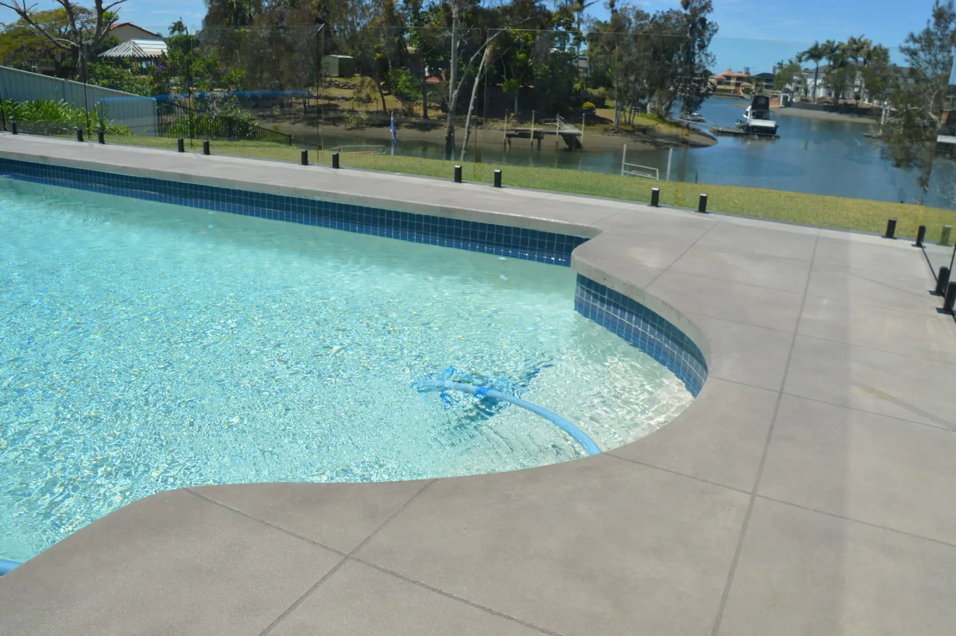 Seamless Pool Edge | dev flocrete